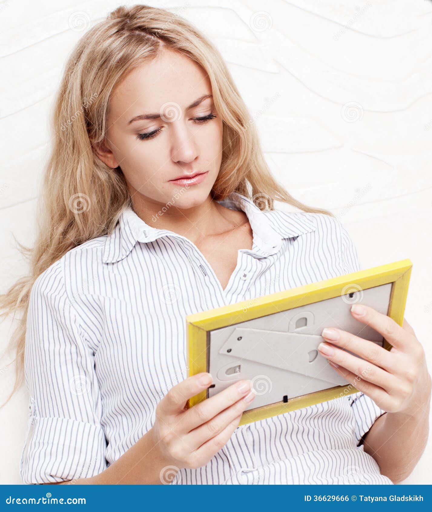 Ledsen Kvinna Som Ser En Ram Arkivfoto - Bild av sorglig, foto: 36629666