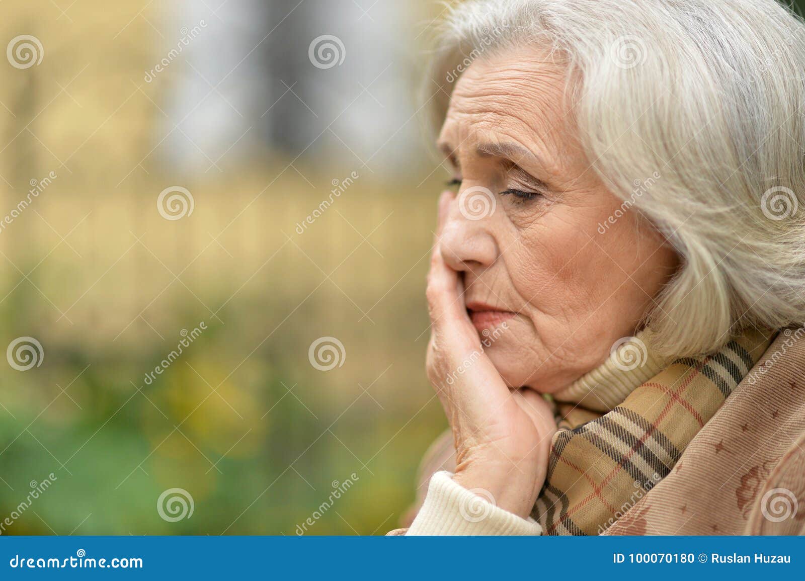 Ledsen Kvinna Som Utomhus Poserar Arkivfoto - Bild av huvudvärk ...