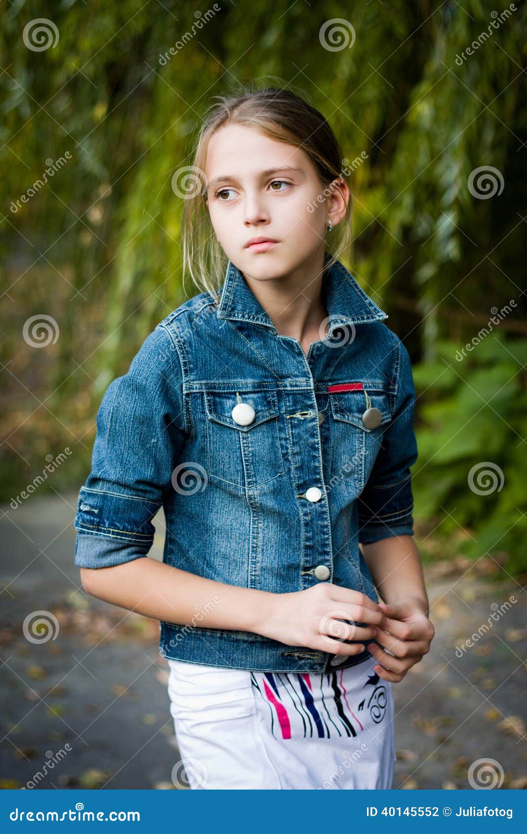 Ledsen Liten Flicka Med Stora ögon. Arkivfoto - Bild av förtvivlan ...