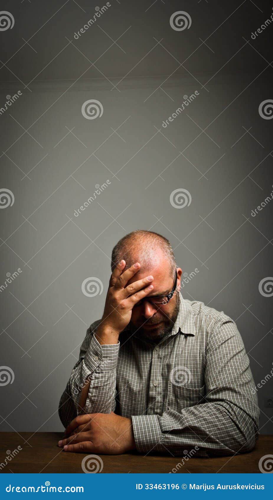 Ledsen man arkivfoto. Bild av stämning, sorg, hand, melankoliskt - 33463196