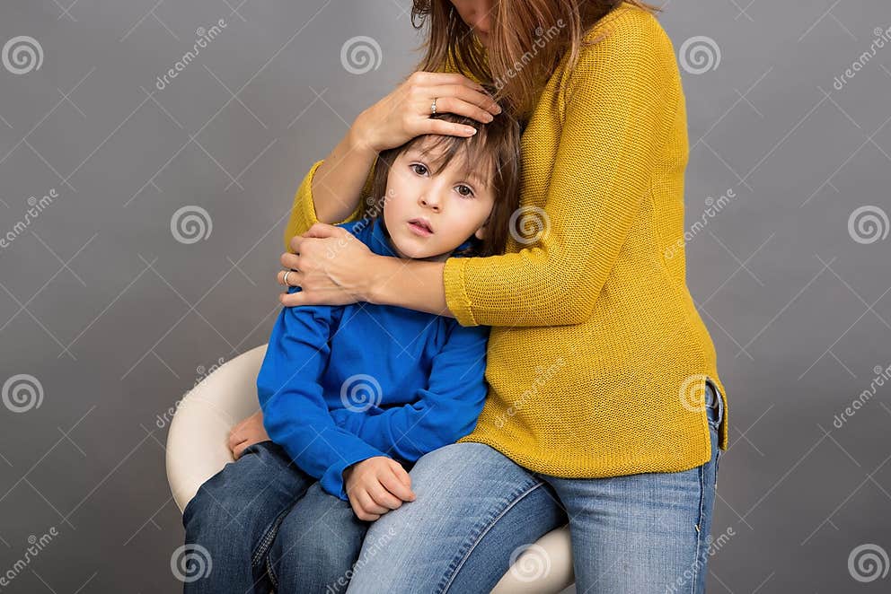 Ledset Litet Barn Pojke Som Hemma Kramar Hans Moder Imag Arkivfoto
