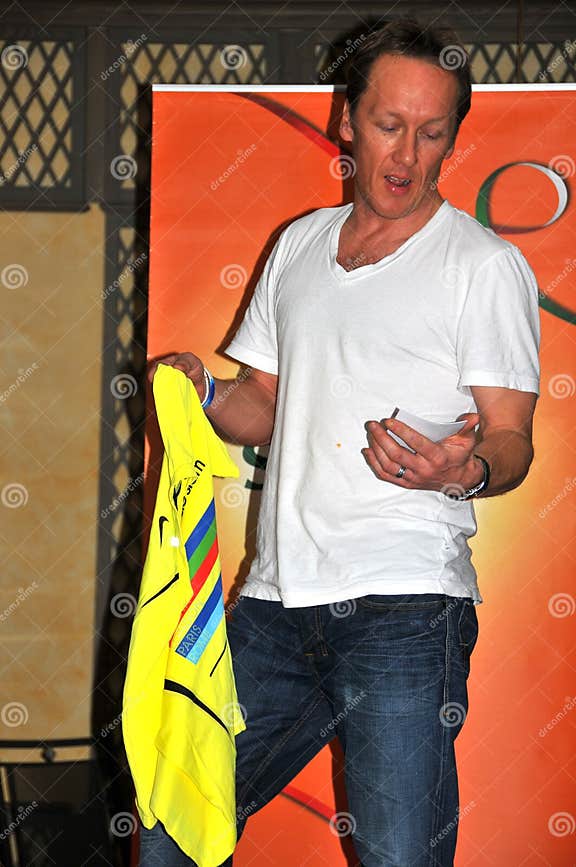 Lee Dixon speech editorial photography. Image of athlete - 13138662