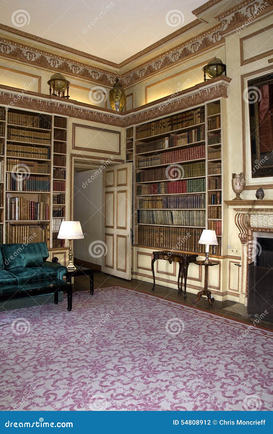 Leeds Castle Library editorial photography. Image of books - 54808912