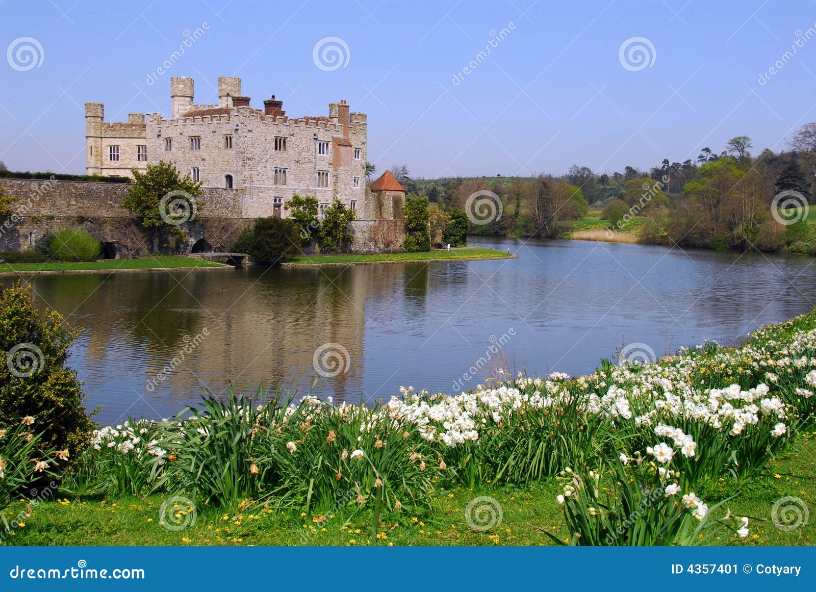 Leeds Castle near the lake stock image. Image of arch - 4357401