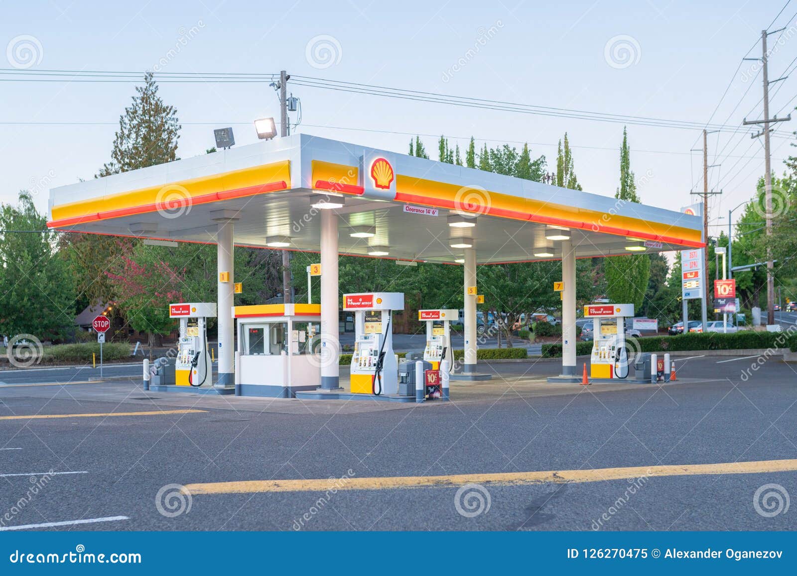 Leeg Shell Benzinestation in De Avond Redactionele Afbeelding - Image ...