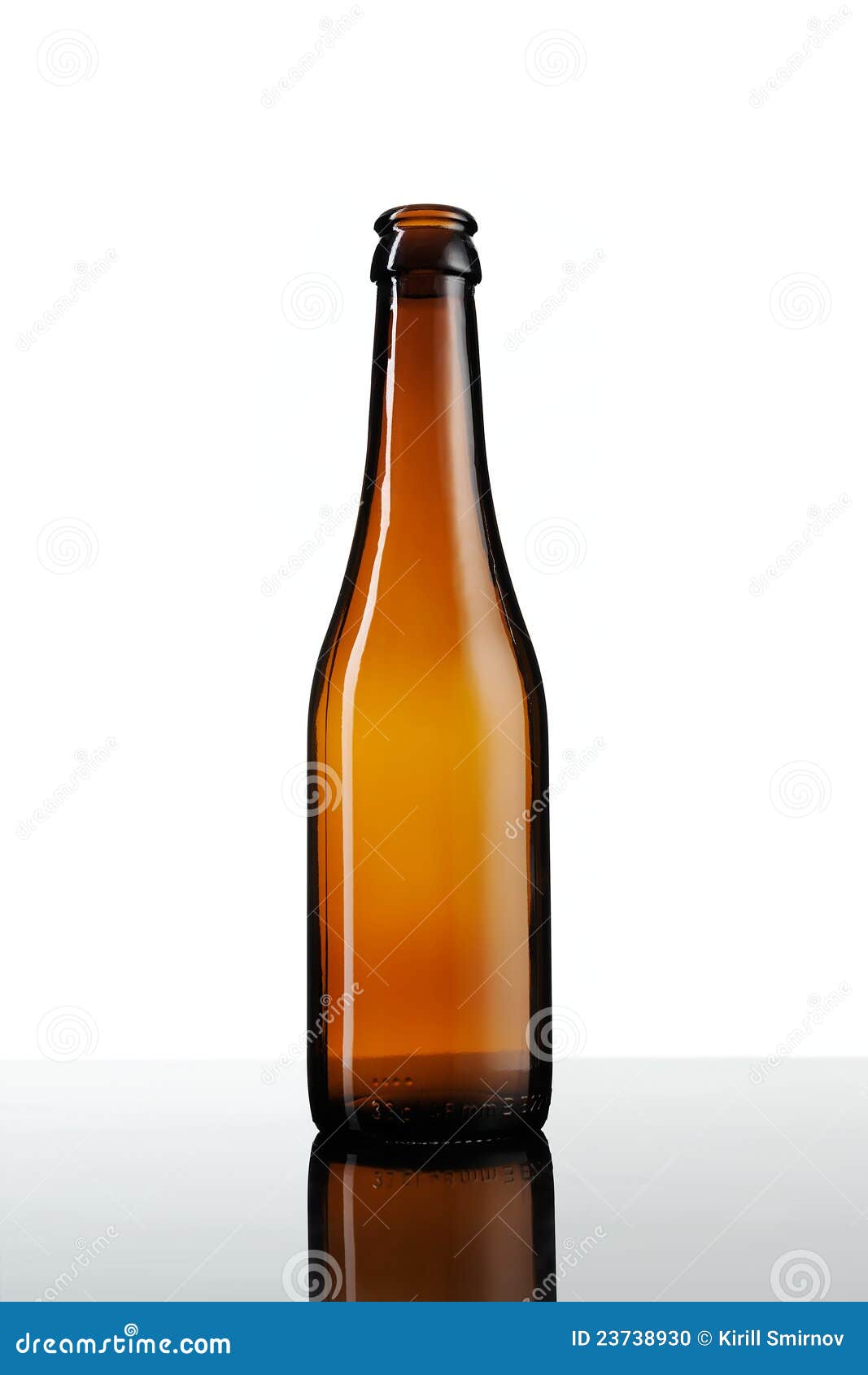Leere Flasche Bier Getrennt Stockfoto - Bild von geöffnet, partei: 23738930