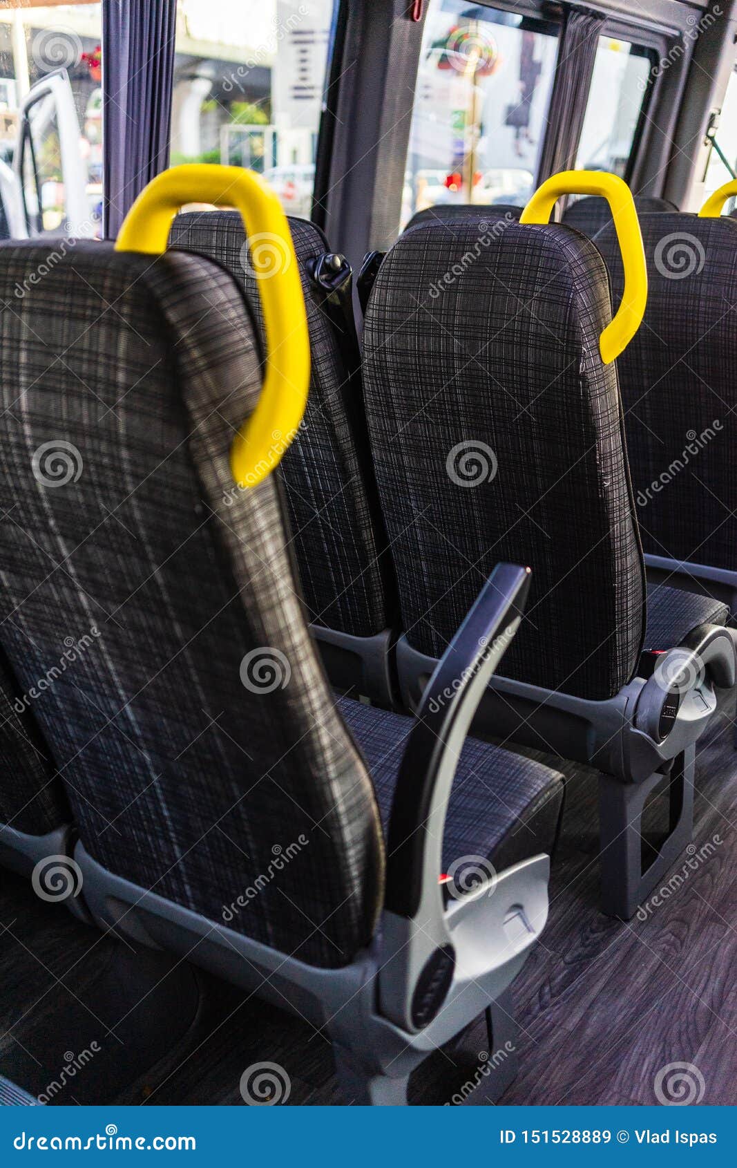 Leere Sitze Mit Gelben Griffen in Einem Kleinbus Stockbild - Bild von ...