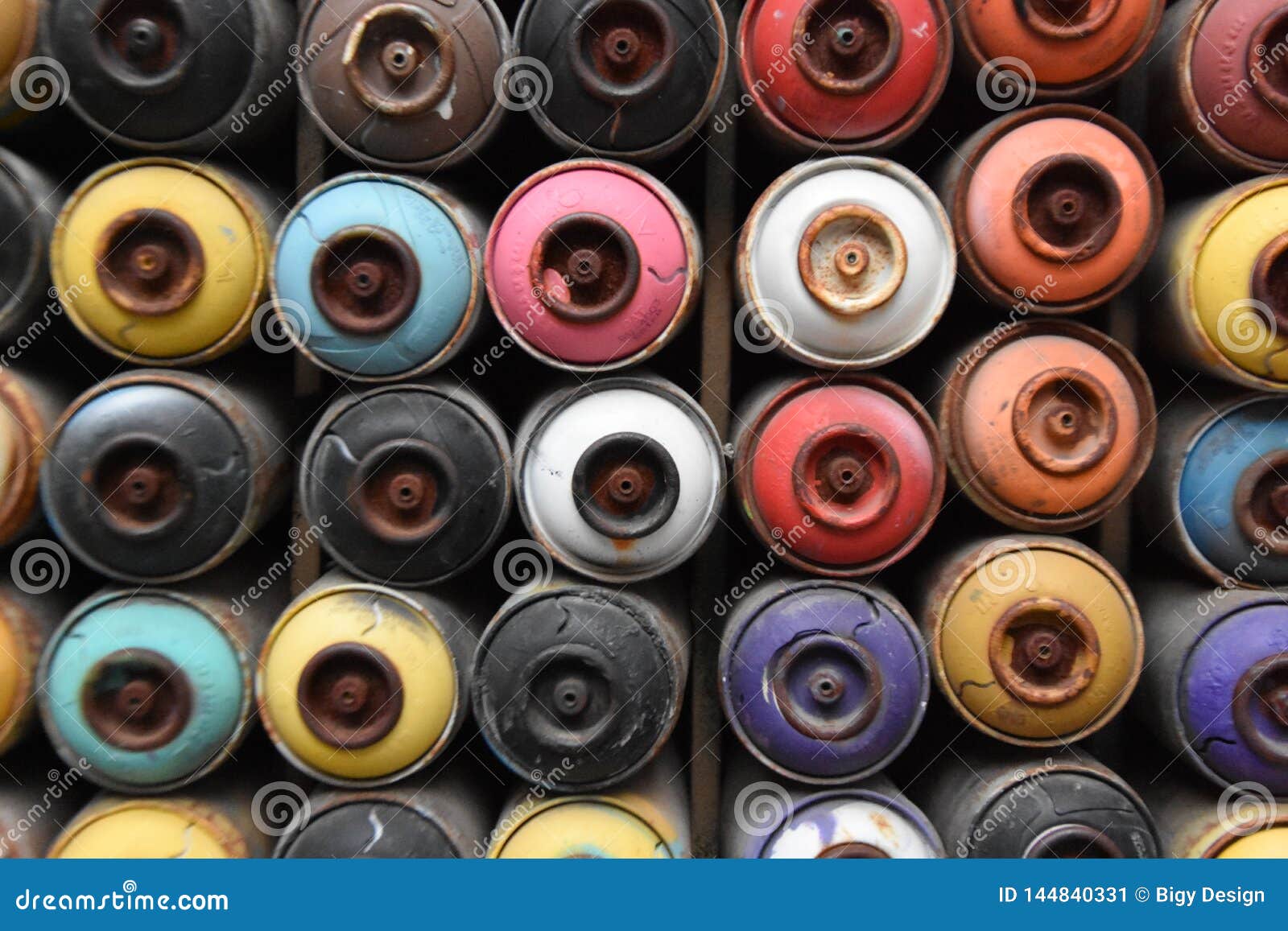 Leere Spraydosen, bunt stockbild. Bild von farbe, metall - 144840331