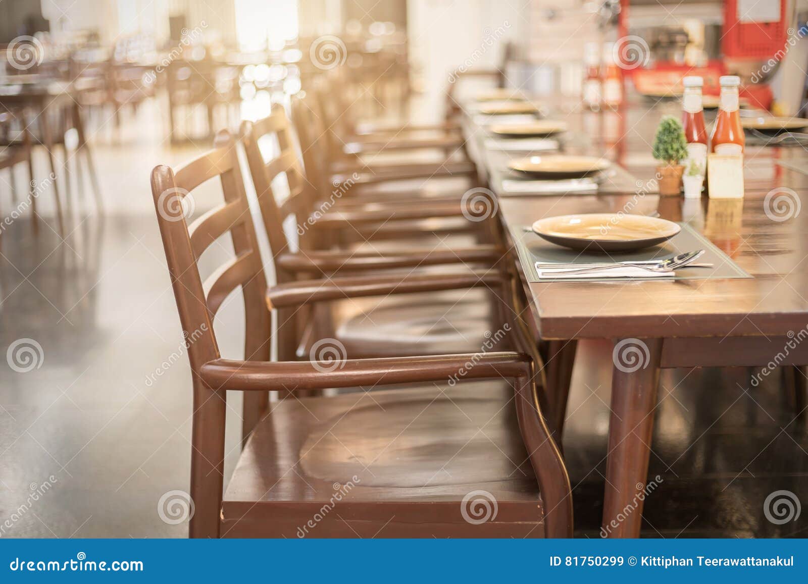 Leere Tabelle Und Stuhl Im Restaurant Stockbild - Bild von zuhause ...