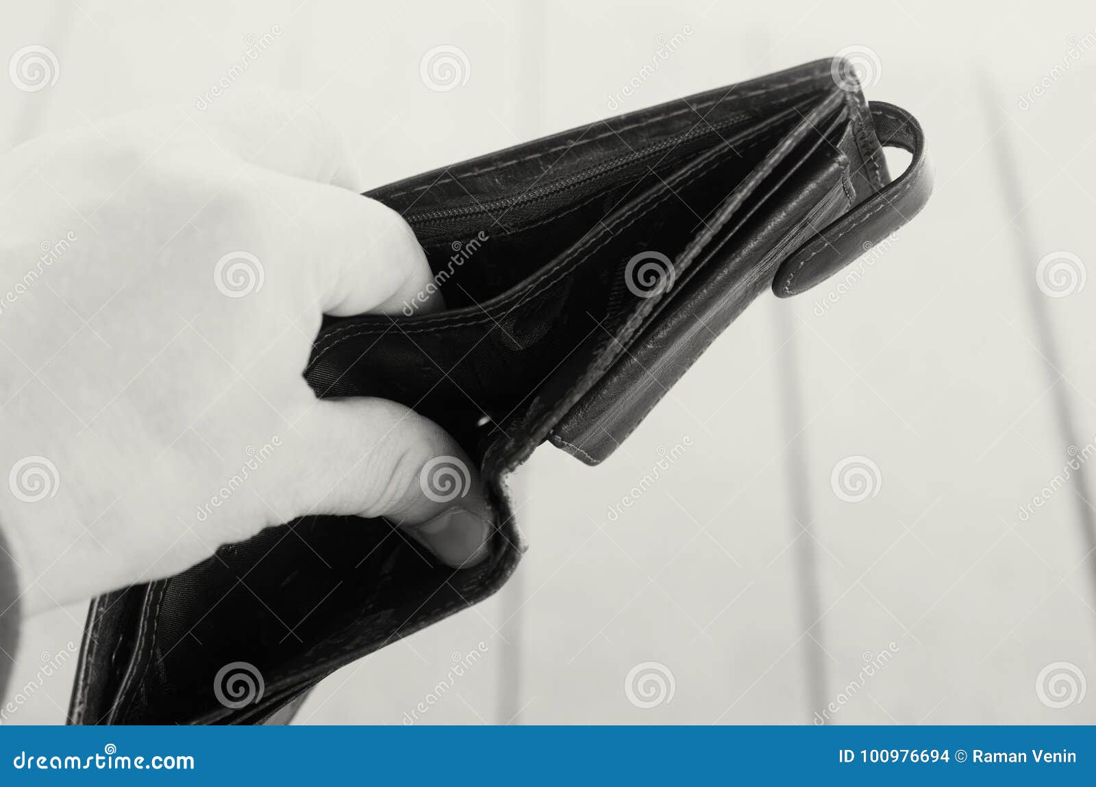 Leeren Sie Offenen Braunen Geldbeutel in Einer Hand Stockfoto - Bild ...