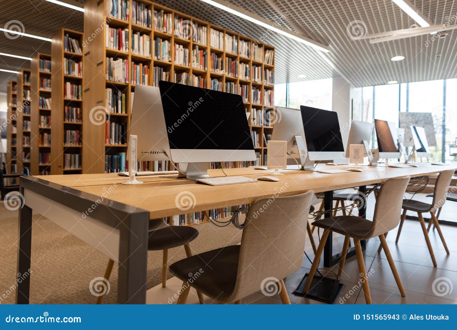 Leerer Computerraum in Der Schulbibliothek Moderne Computer Stehen Auf ...