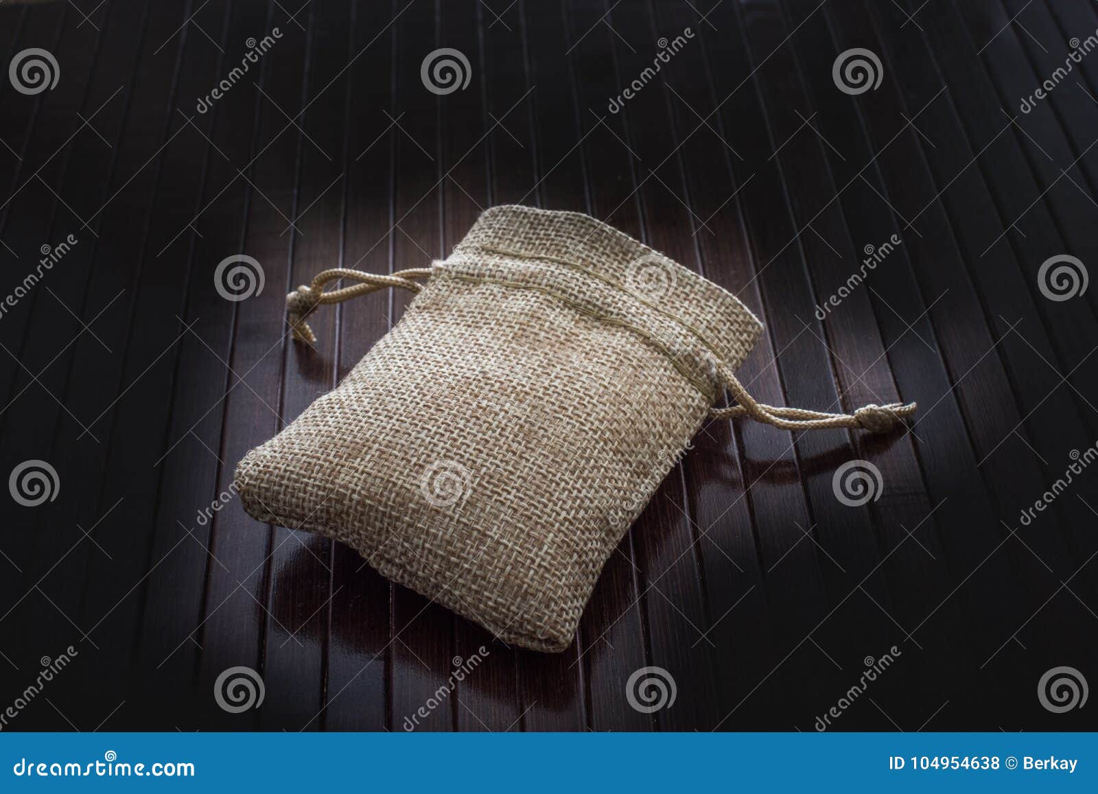 Leerer Kleiner Sack Hergestellt Vom Leinensegeltuch Stockfoto - Bild ...