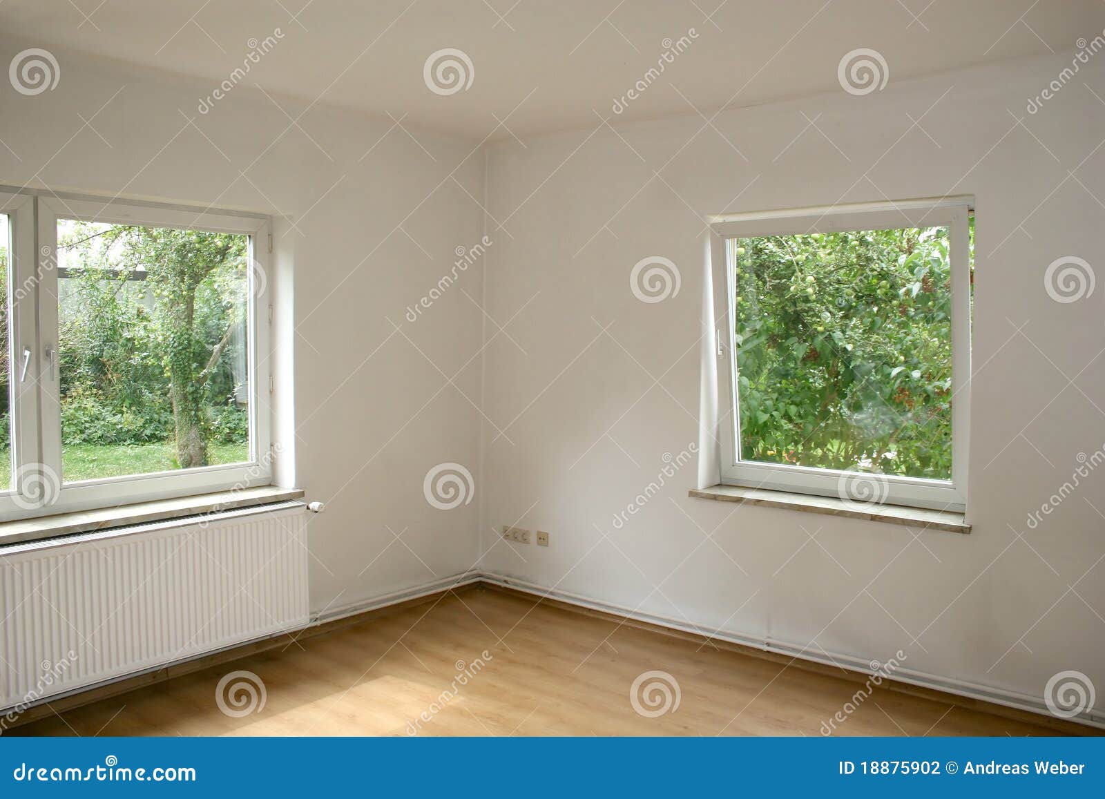 Leerer Raum mit Fenstern stockfoto. Bild von architektur - 18875902