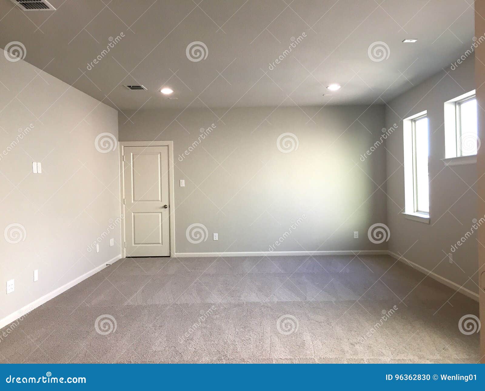 Leerer Raum Mit Teppich in Einem Neuen Haus Stockfoto - Bild von ...