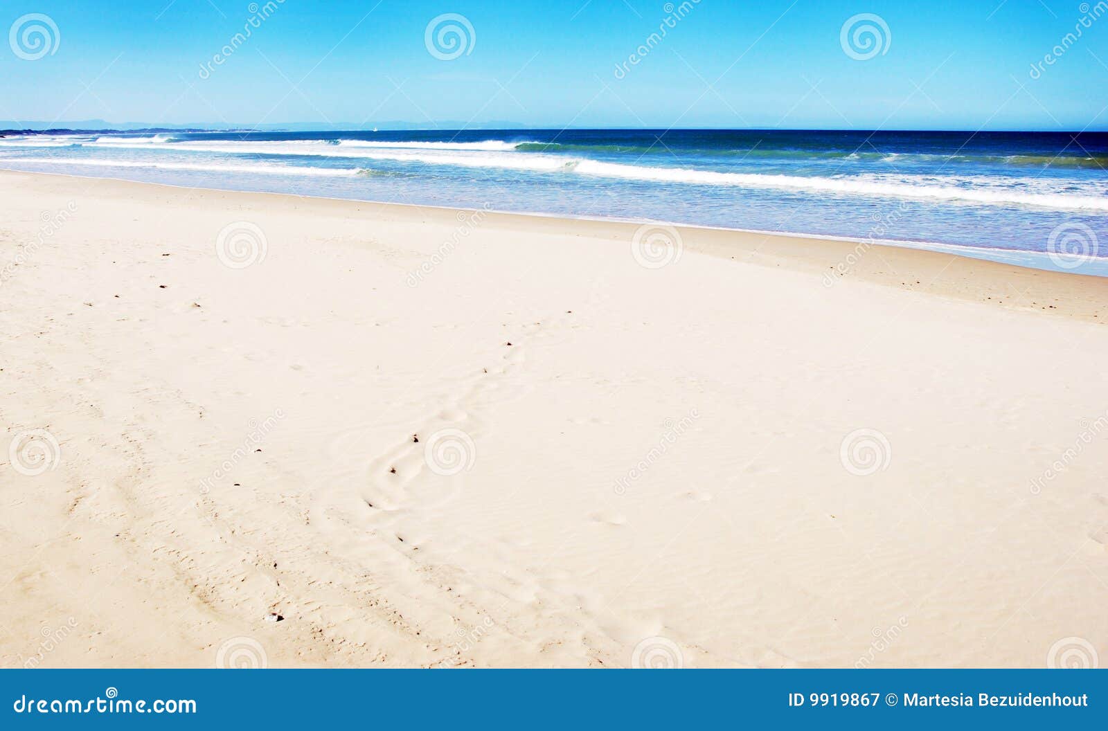 Leerer Strand Mit Weißem Sand Stockbild - Bild von glühen, schönheit ...