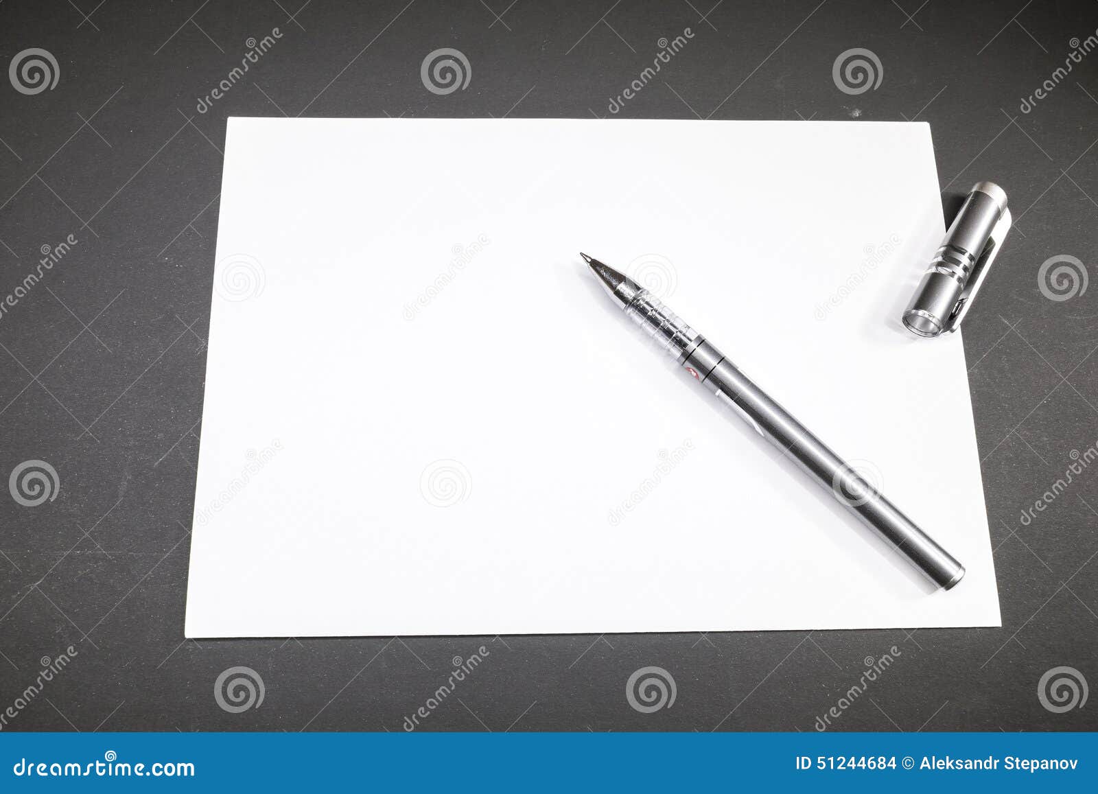 Leeres Blatt Papier Der Schablone Und Einen Stift Stockfoto - Bild von ...