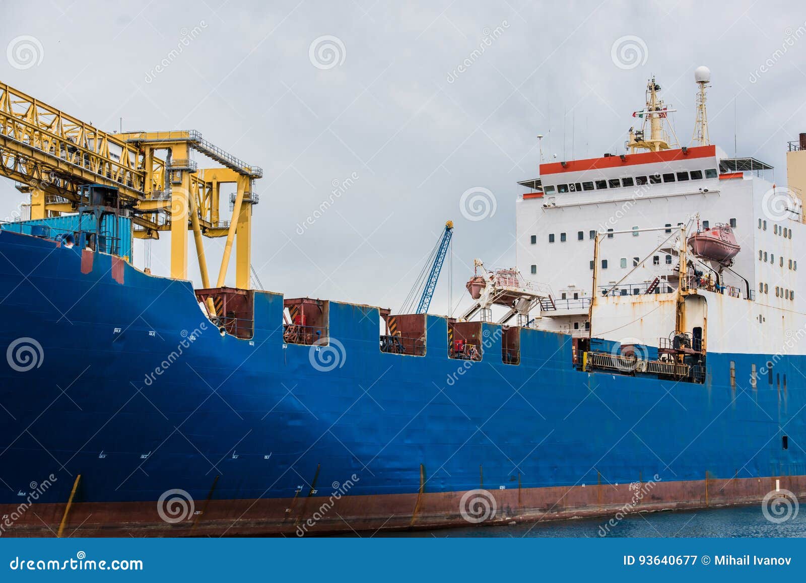 Leeres Containerschiff stockbild. Bild von genua, gabelstapler - 93640677