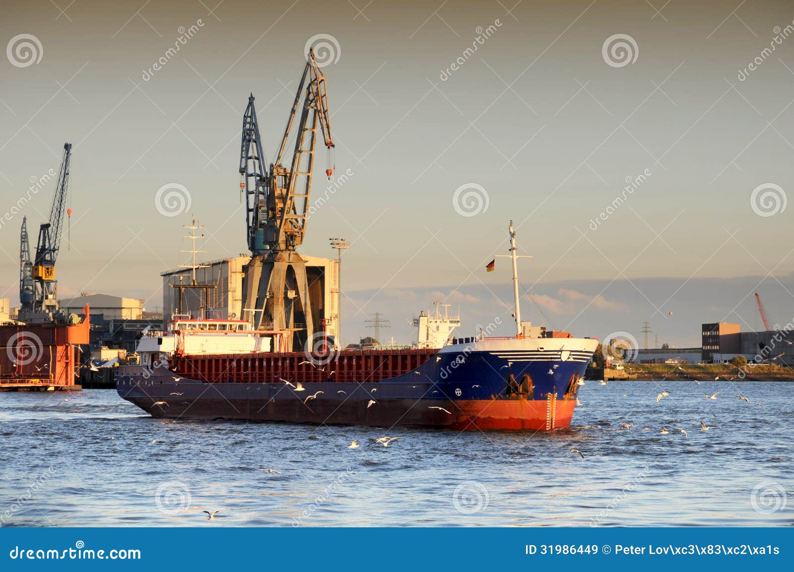 Leeres Containerschiff Im Hafen Redaktionelles Stockbild - Bild von ...