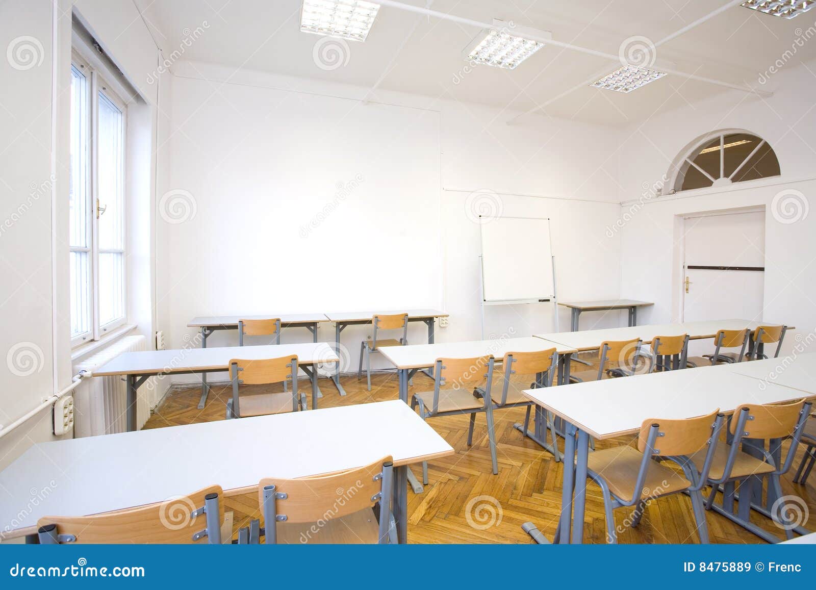 Leeres Klassenzimmer stockbild. Bild von raum, mode, schreibtisch - 8475889