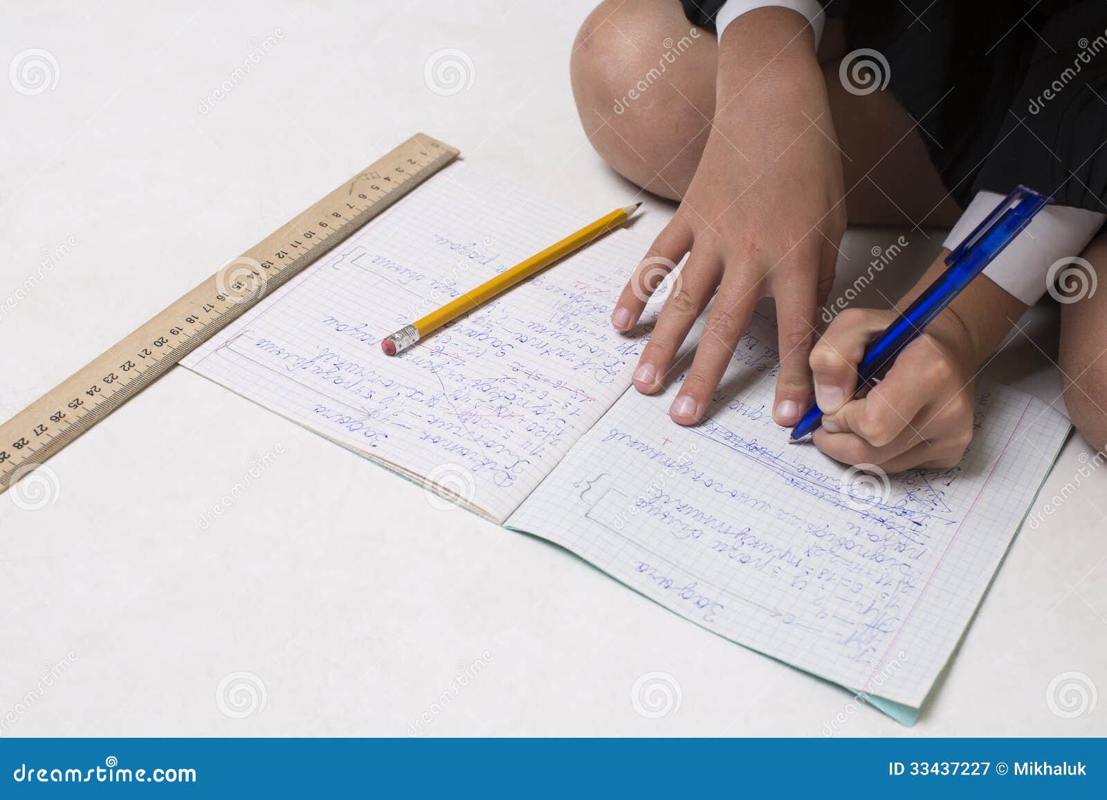 Leerling Die Thuiswerk Voltooien Stock Afbeelding - Image of potlood ...