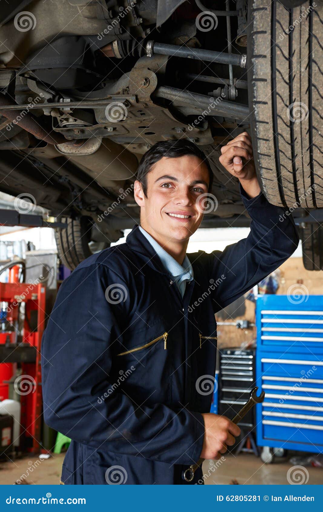 Leerling Mechanisch Working Under Car Stock Afbeelding - Image of ...