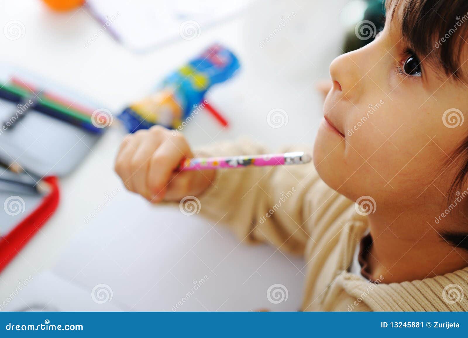 Leerproces, leuk kind stock afbeelding. Image of basis - 13245881