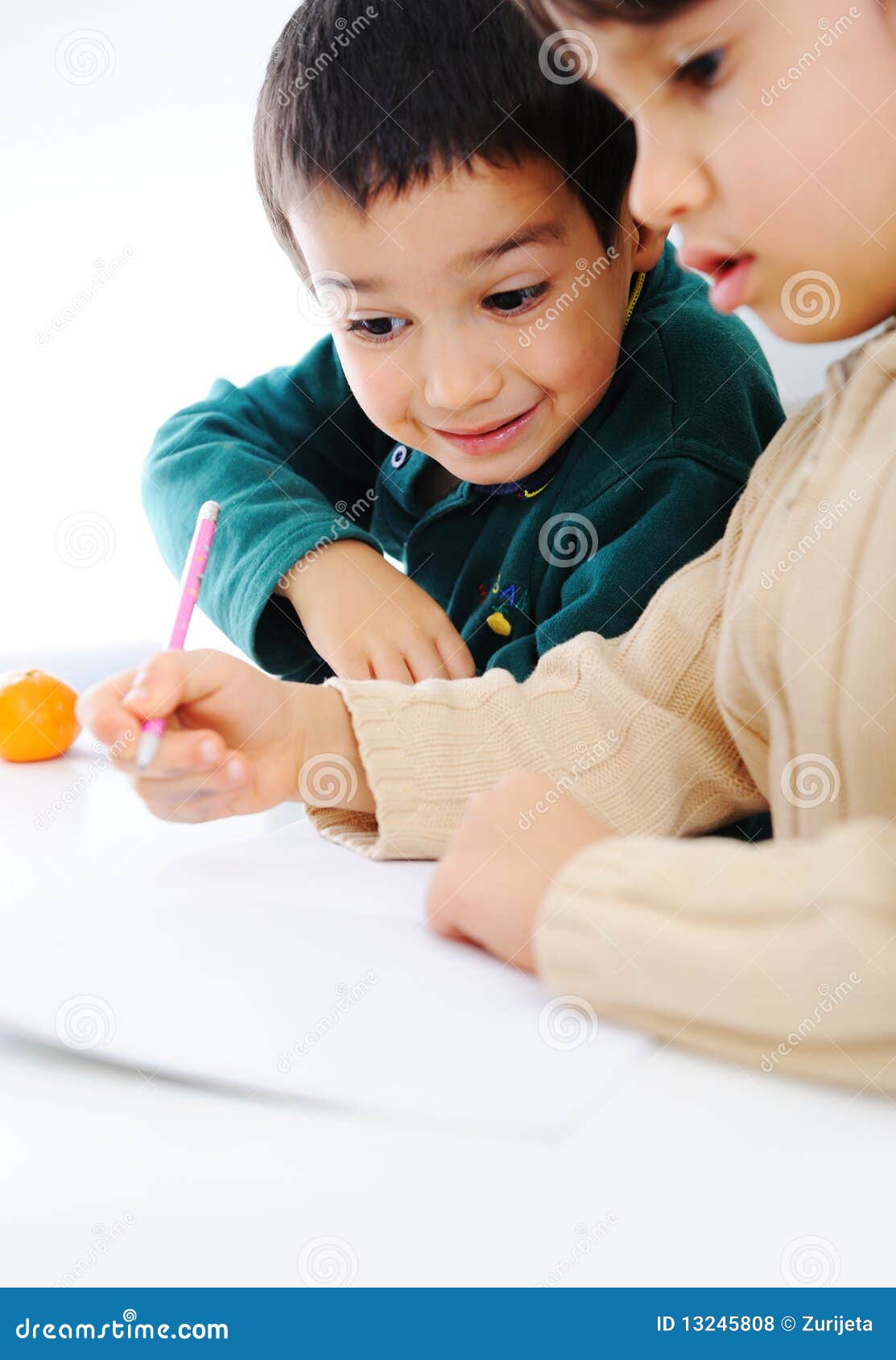 Leerproces, leuke kinderen stock foto. Image of lees - 13245808