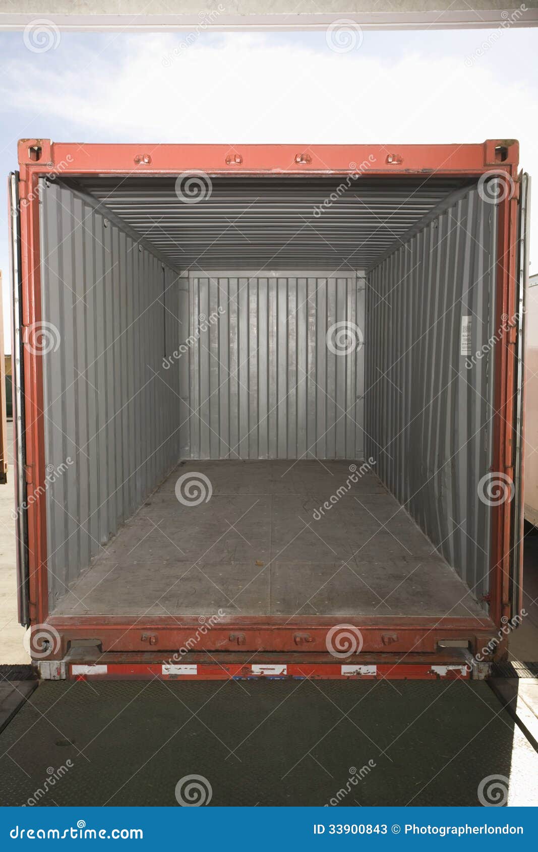 Lege Container in Pakhuis stock afbeelding. Image of hemel - 33900843
