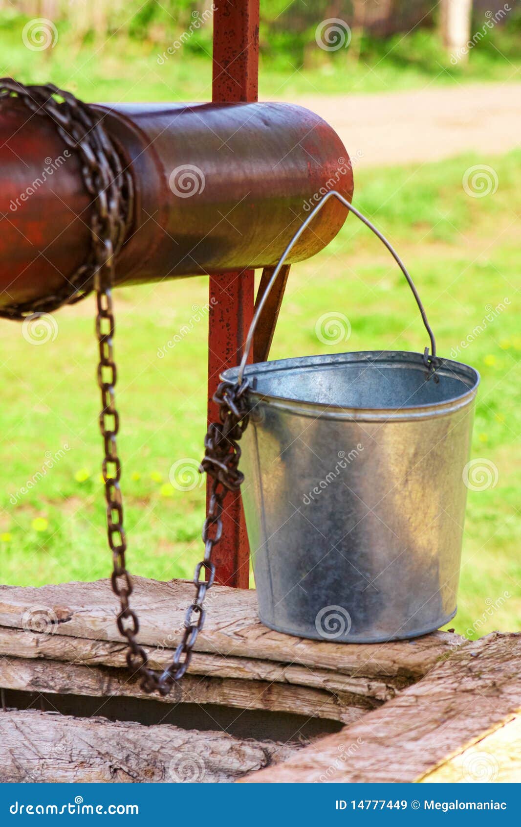 Lege Emmer, Ketting En Goed Katrol Stock Afbeelding - Image of sectie ...