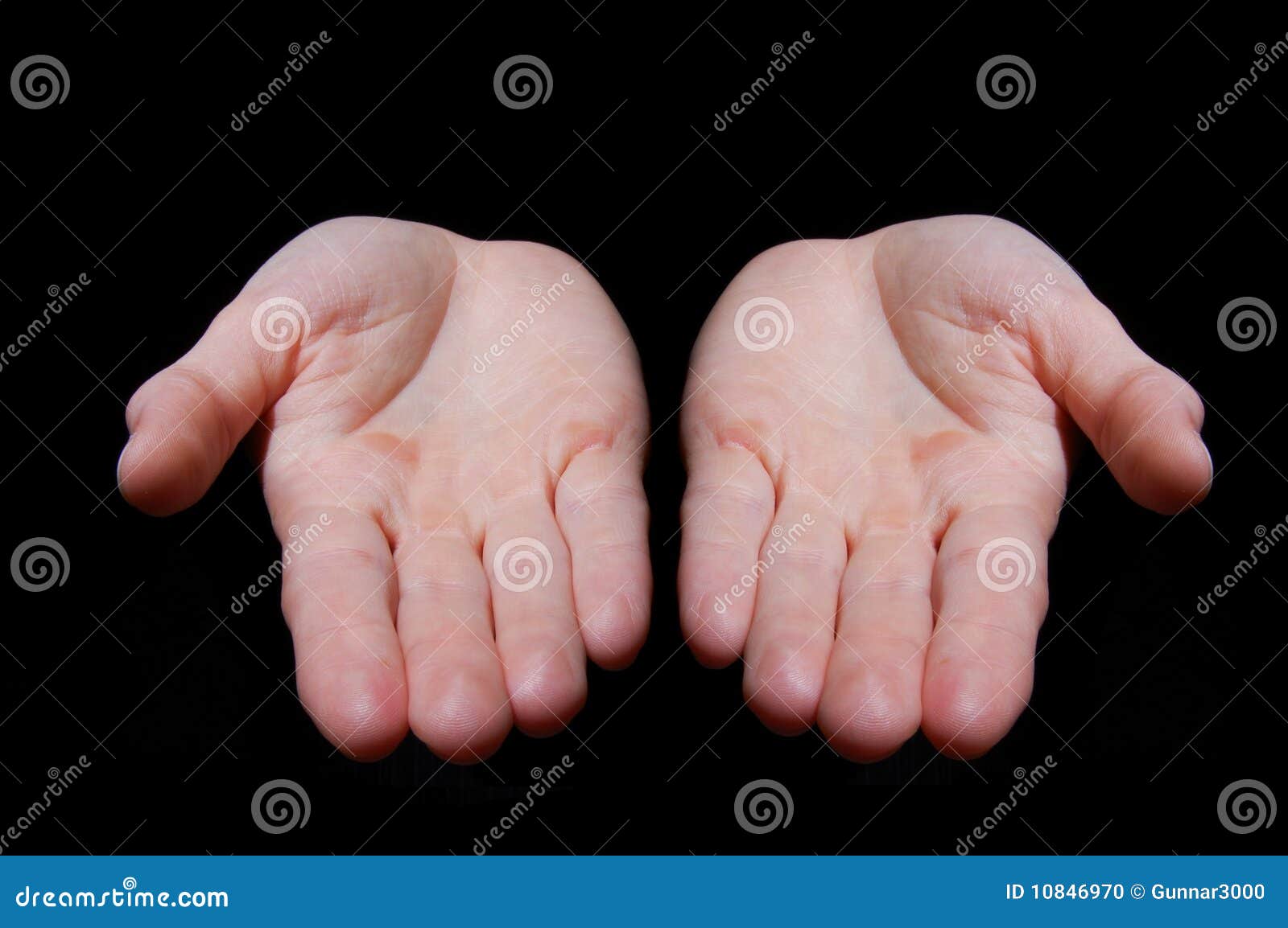 Lege handen op zwarte stock foto. Image of krijg, hoop - 10846970