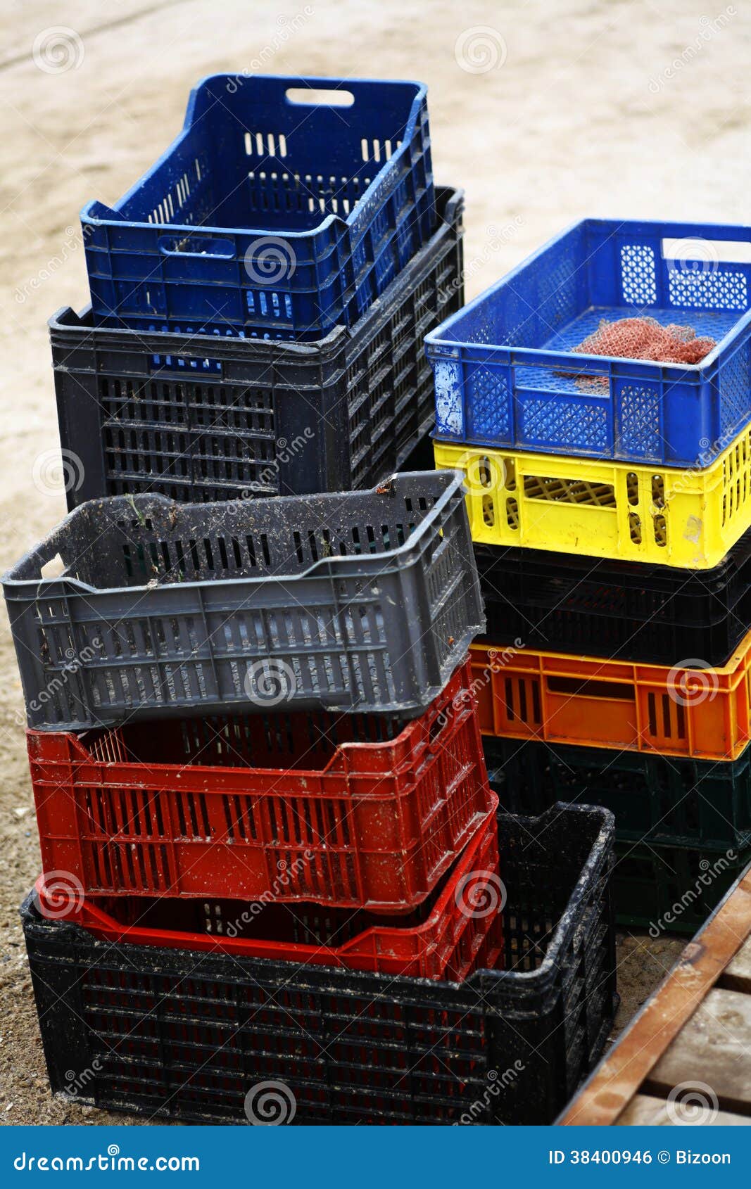 Lege kratten stock foto. Image of opgestapeld, kleur - 38400946