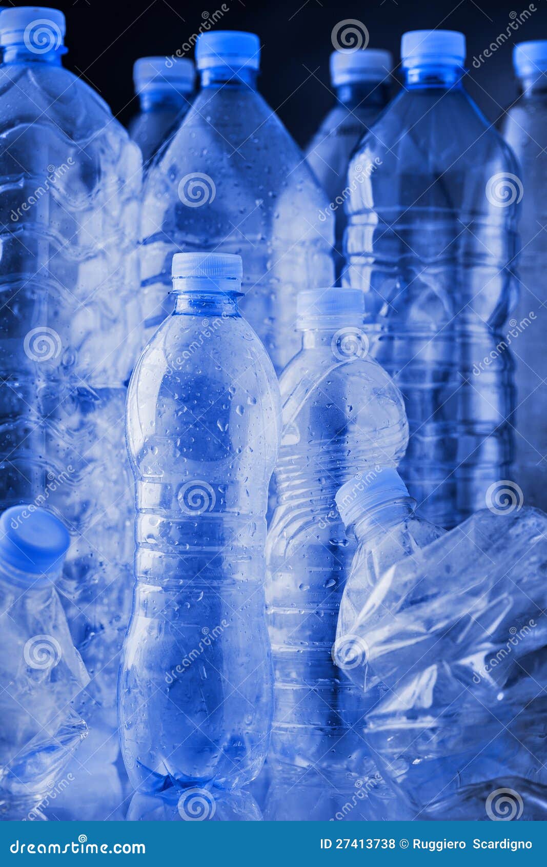 Lege plastic flessen stock foto. Image of macro, leeg - 27413738