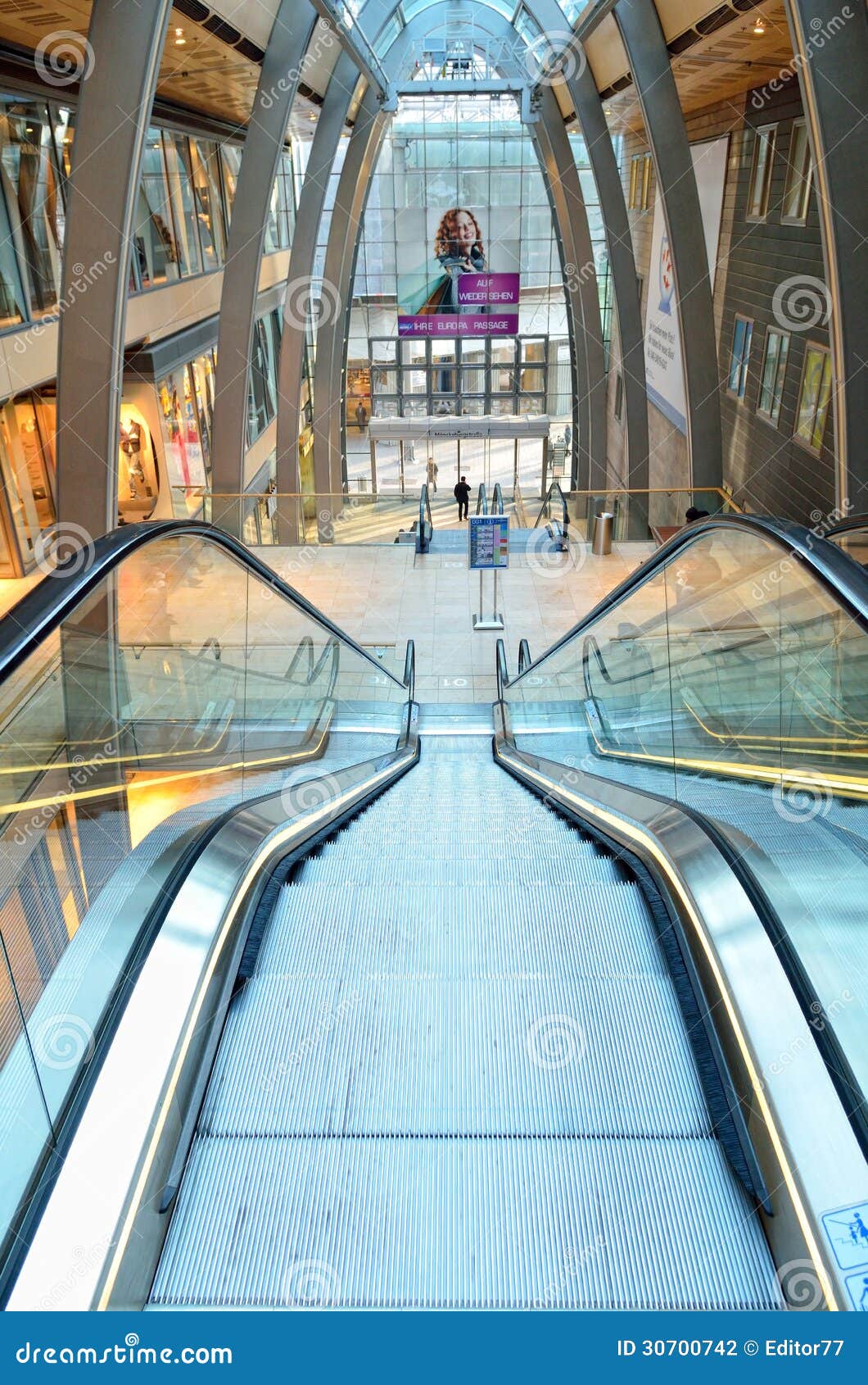 Lege Roltrappen Binnen Groot Winkelcentrum Redactionele Fotografie ...