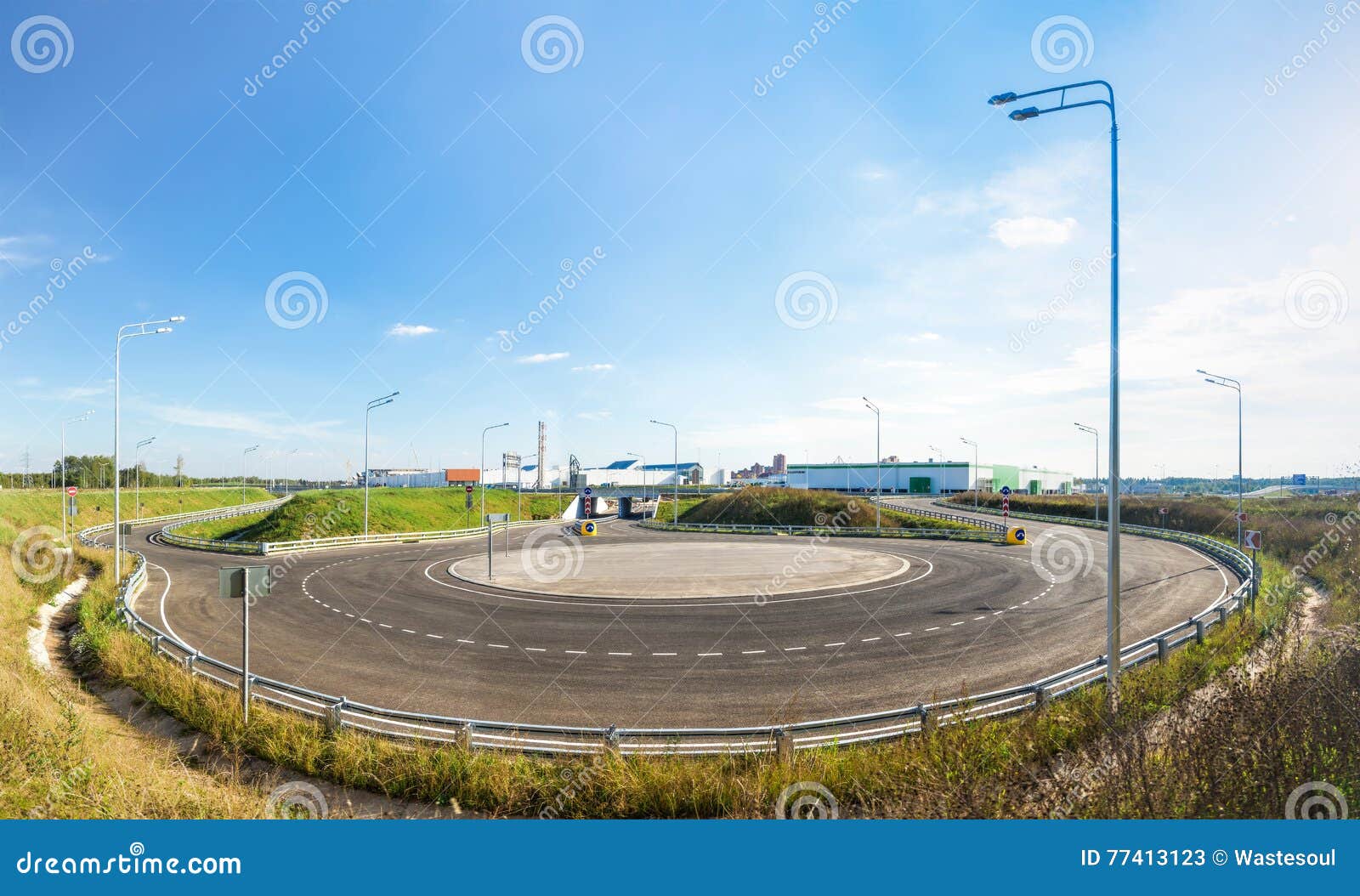 Lege rotonde in voorstad stock afbeelding. Image of raad - 77413123