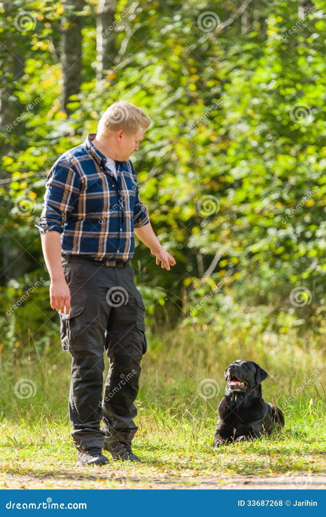 Legen Sie sich hin stockfoto. Bild von jäger, liebevoll - 33687268