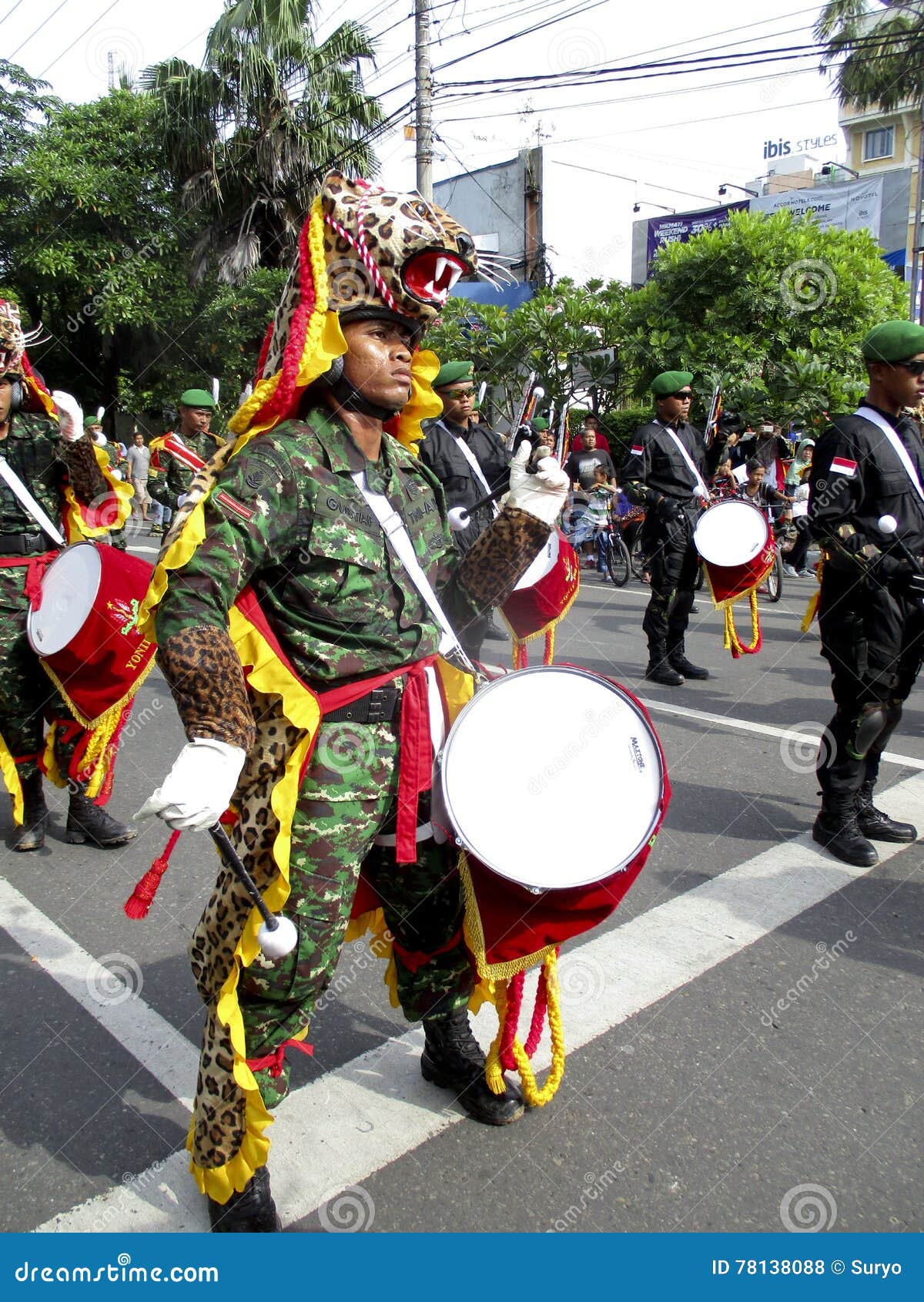 Leger het marcheren band redactionele stock foto. Image of geparadeerd ...