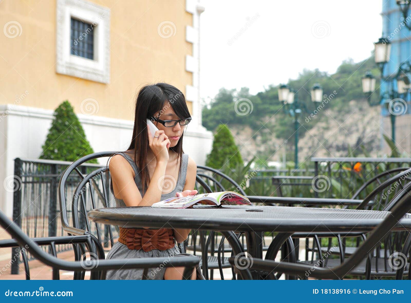 Legga Il Libro E Comunichi Il Telefono Fotografia Stock - Immagine di ...