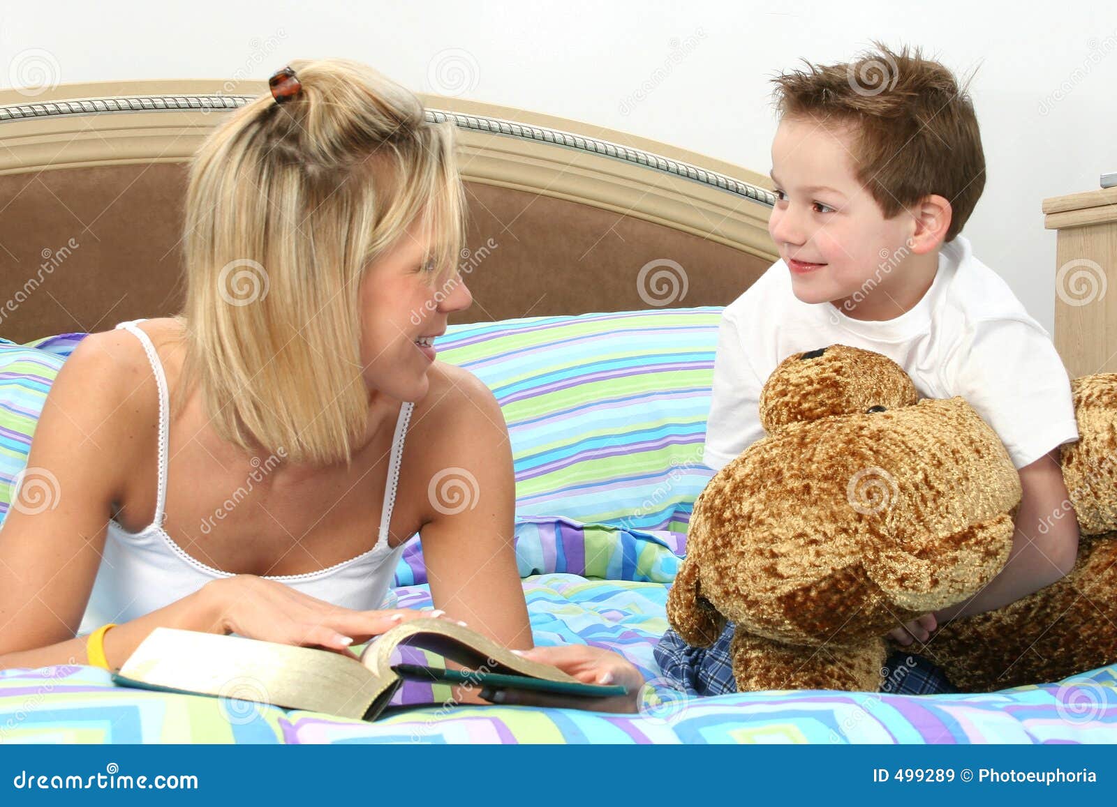 Leggendo All'ora Di Andare a Letto Immagine Stock - Immagine di ...