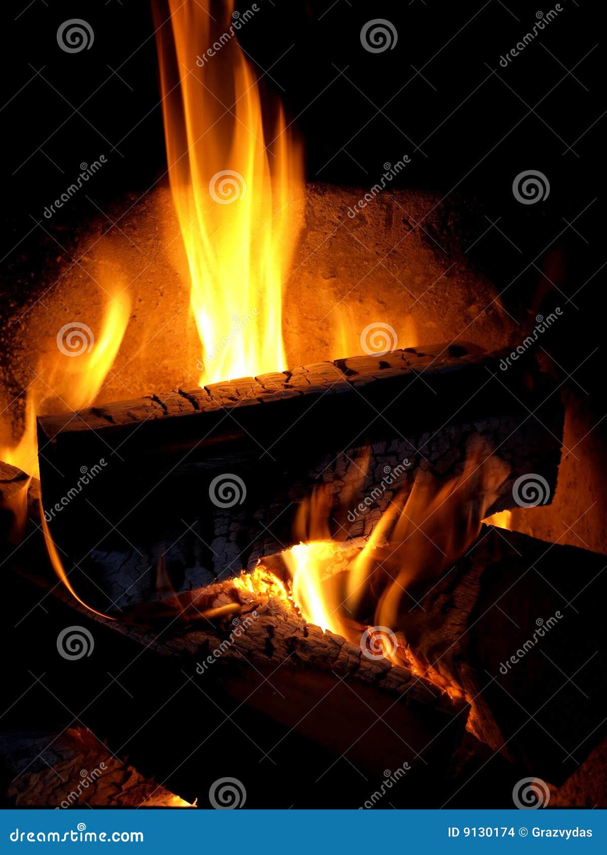 Legna Da Ardere Burning in Un Camino Fotografia Stock - Immagine di ...