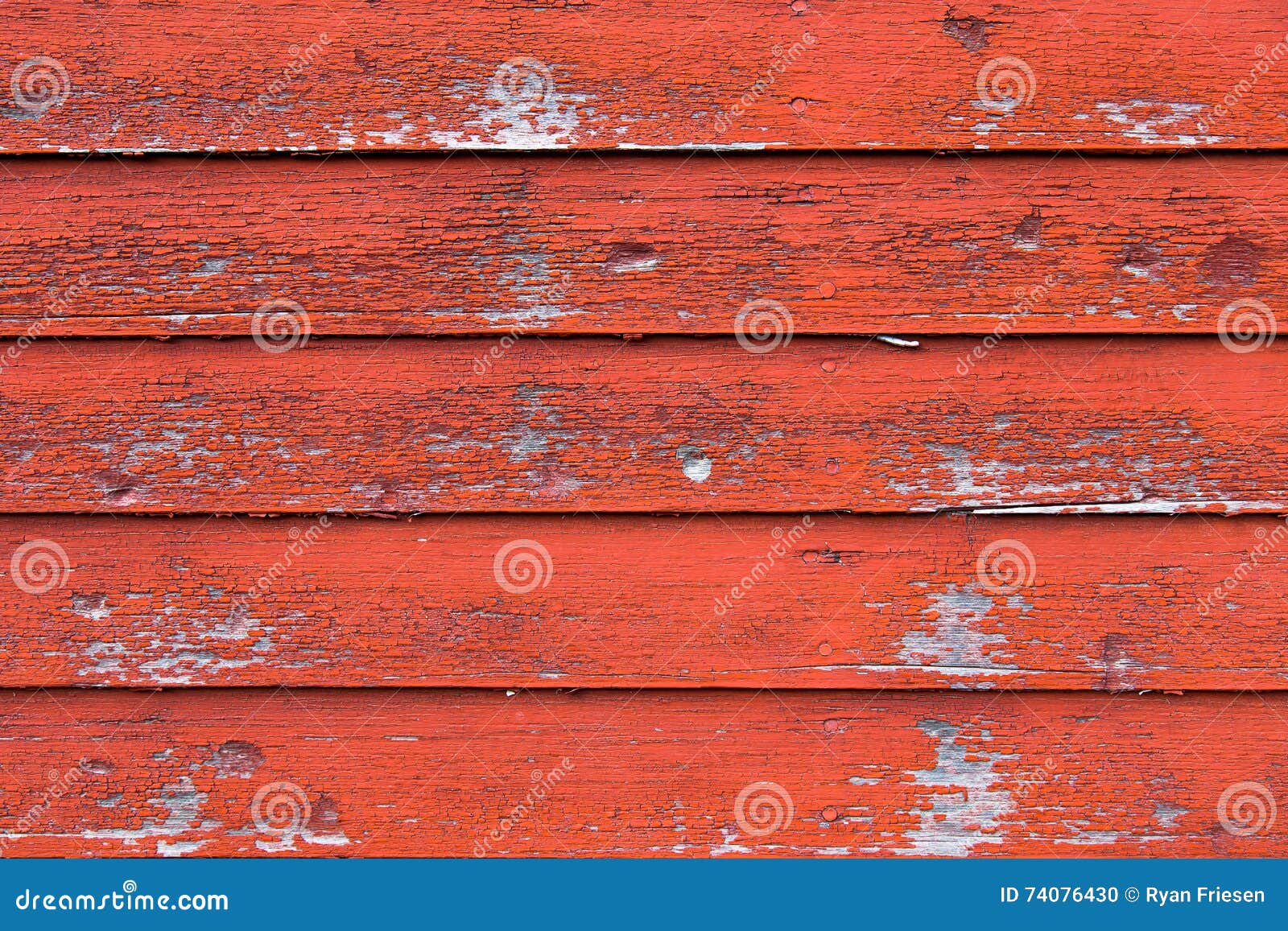 Legno rosso del granaio fotografia stock. Immagine di rosso - 74076430