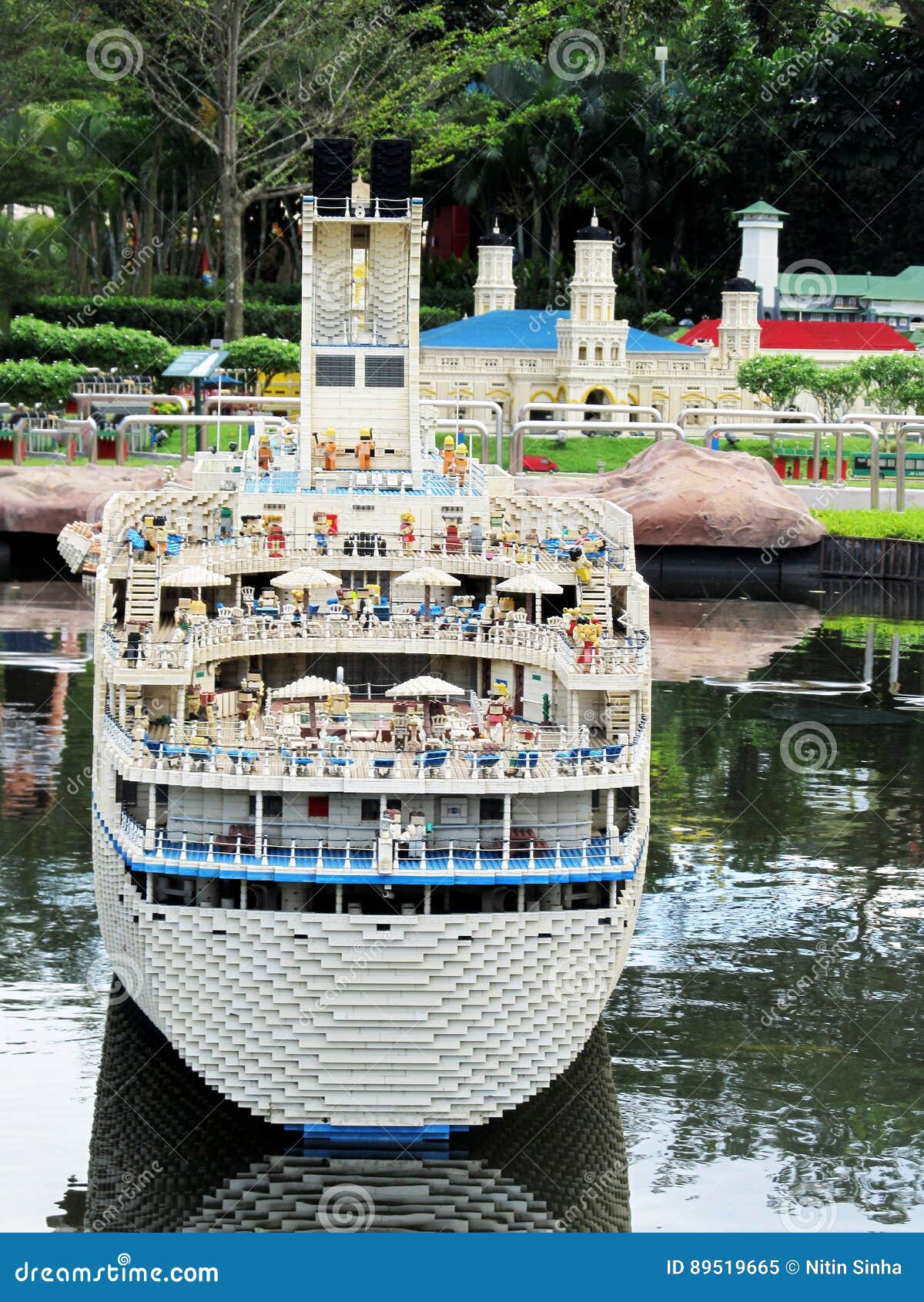 Lego che mostra crociera immagine editoriale. Immagine di isolato ...