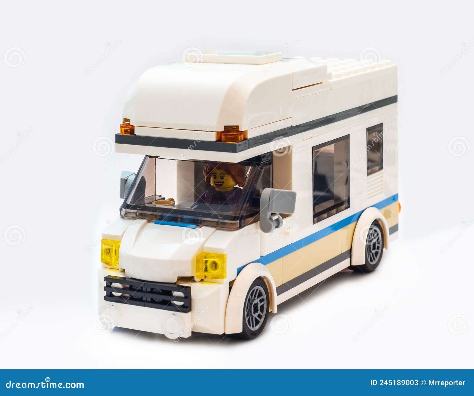 Lego Constructor, City Serie. Family in Autohouse Camper Caravan ...