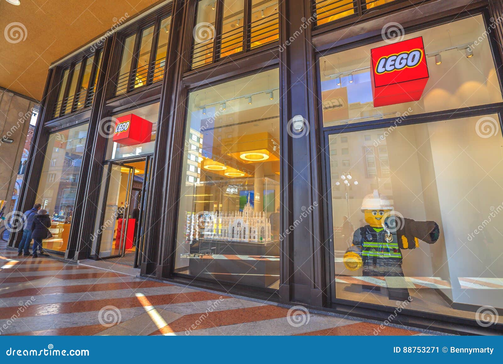 Lego Store Milan fotografia editoriale. Immagine di italiano - 88753271