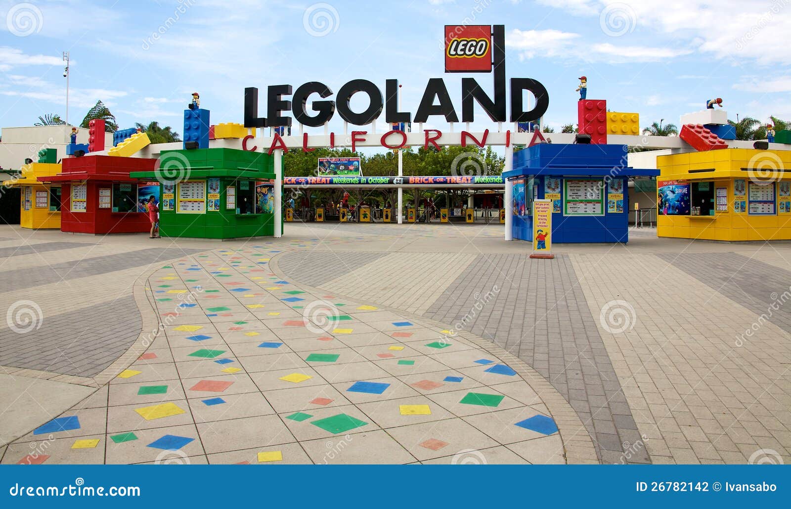 Legoland California editorial photography. Image of line - 26782142