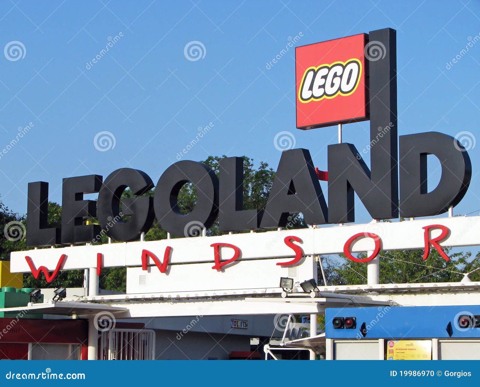 Legoland Windsor main gate editorial image. Image of hand - 19986970