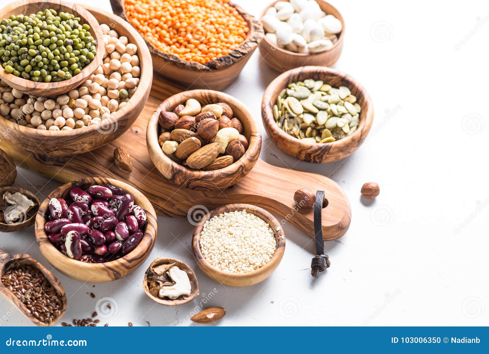 Legumbres Semillas Y Nueces En Blanco Foto de archivo - Imagen de ...