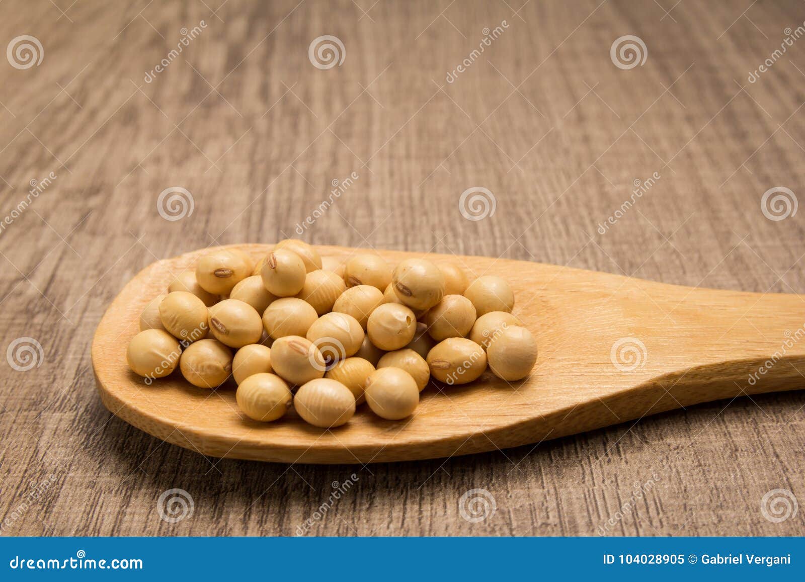 Legume Della Soia Grani in Cucchiaio Di Legno Rustic Immagine Stock ...