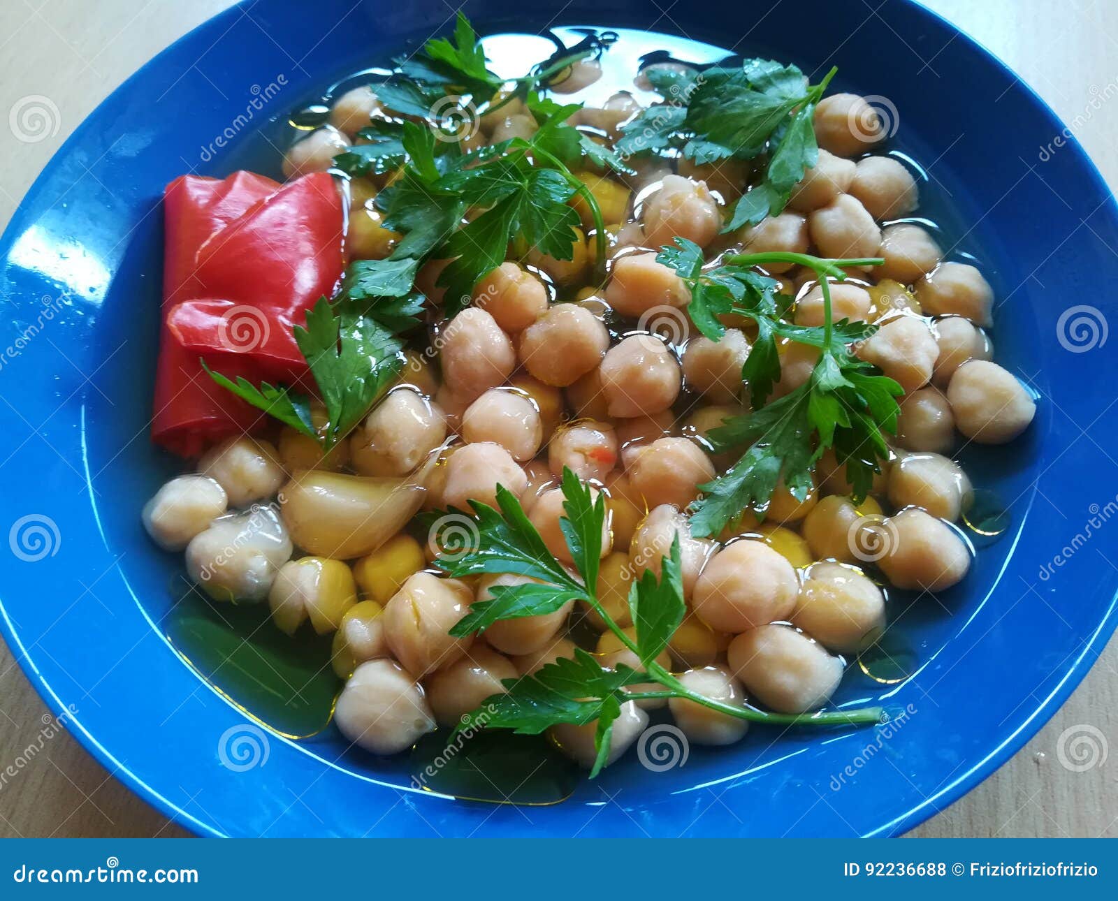 Legumi del cece sul piatto fotografia stock. Immagine di chiusura ...