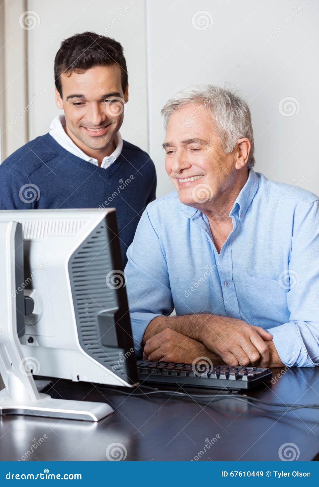 Lehrer Helping Senior Student Im Computer-Labor Stockbild - Bild von ...