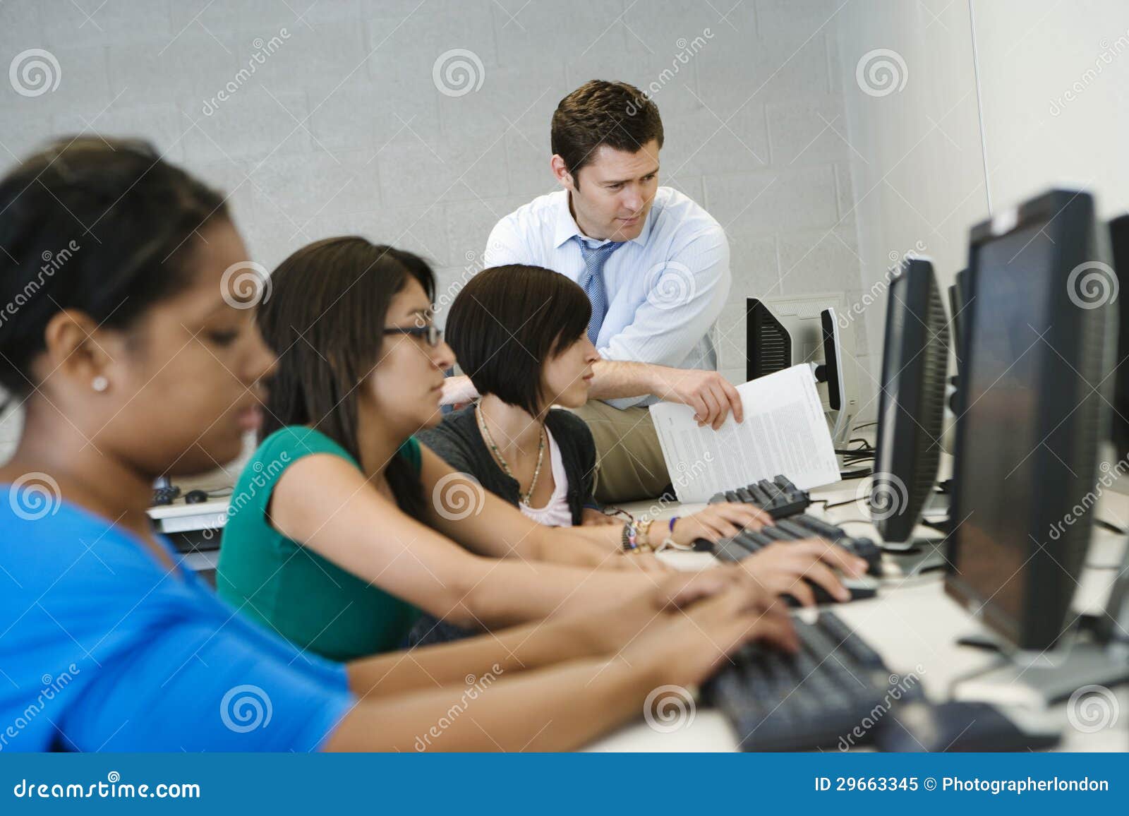 Lehrer-Helping Students in-Computer-Labor Stockbild - Bild von ...
